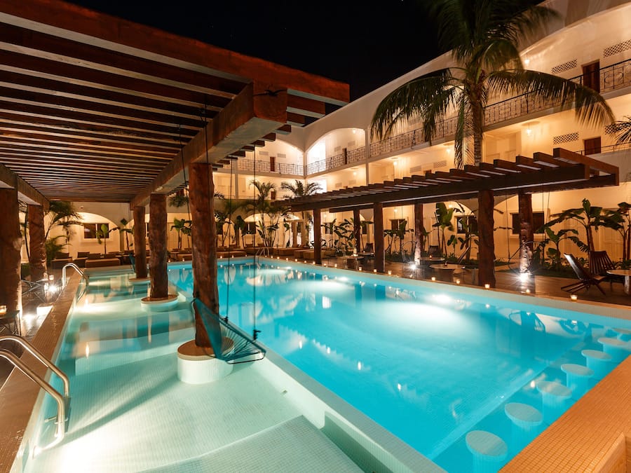 Piscina exterior, espreguiçadeiras