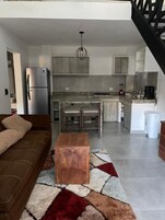 Apartamento Deluxe | Cozinha privada | Um frigorífico, um micro-ondas, uma placa de cozinha
