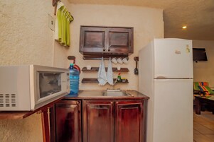 Quarto família | Cozinha privada | Geladeira, micro-ondas, cooktop, cafeteira/chaleira