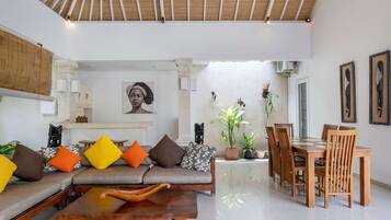 Villa, 2 quartos, piscina privativa (Jepun) | Sala de estar | TV de ecrã plano, leitor de DVD