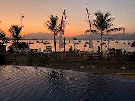 Piscina exterior, espreguiçadeiras 