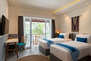 Quarto Deluxe, varanda (Grand) | Roupa de alta qualidade, minibar, cofre no quarto, secretária 