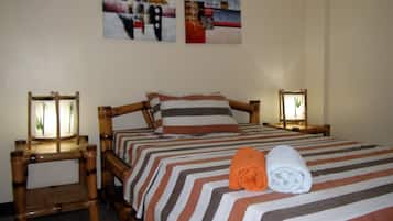 1 quarto, secretária, cortinas/cortinados opacos, camas desdobráveis