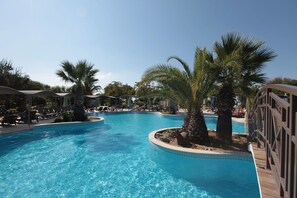Piscina interna, 3 piscinas externas, guarda-sóis, espreguiçadeiras