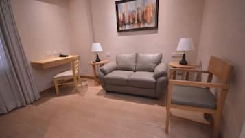 Suíte empresarial (Room) | Frigobar, cofres nos quartos, escrivaninha