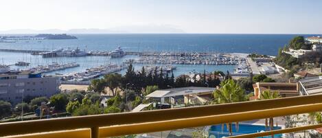 Minibar, cofre com capacidade para portátil, secretária