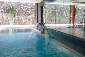 Piscina interior, 2 piscinas exteriores, guarda-sóis, espreguiçadeiras 