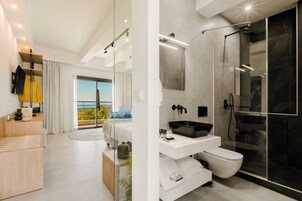 Suite Júnior, vista para o mar | Casa de banho | Artigos de higiene pessoal grátis, um secador de cabelo, chinelos 