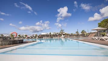 Piscina externa, funciona das 10h às 18h, guarda-sóis, espreguiçadeiras
