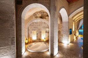 Deluxe Suite | Casa de banho | Um polibã, artigos de higiene pessoal grátis, um secador de cabelo 