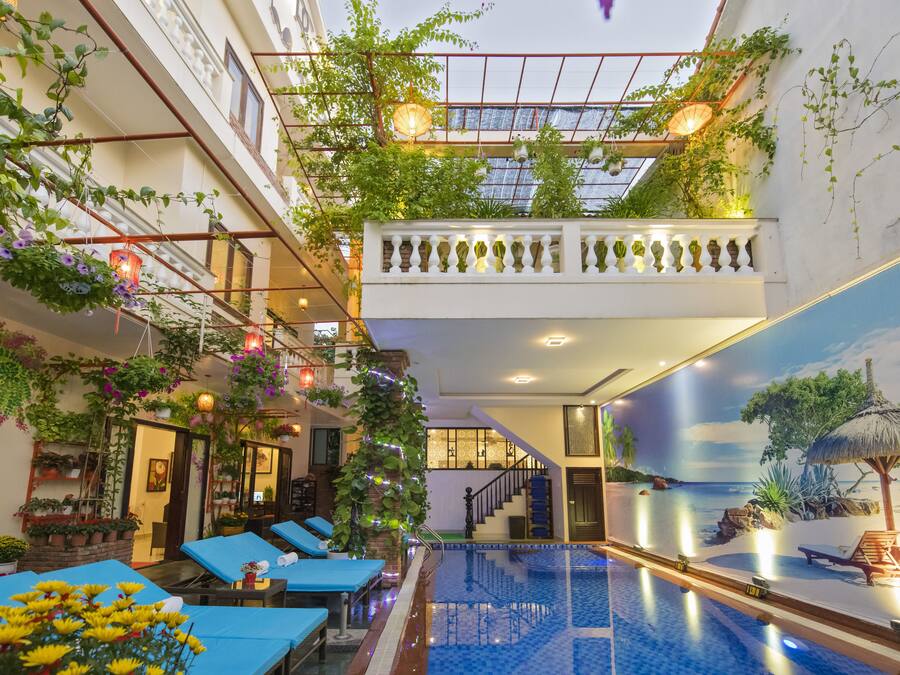 Piscina interior, piscina exterior, da(s) 07:00 à(s) 21:00, guarda-sóis