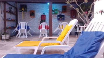 Piscina exterior, guarda-sóis, espreguiçadeiras