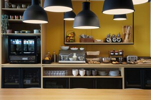 Café da manhã continental diário (EUR 16 por pessoa) 