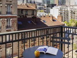 Estúdio, 1 cama de casal, sacada | Escrivaninha, quartos à prova de som, berços grátis, Wi-Fi de cortesia