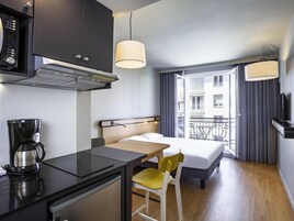 Escrivaninha, quartos à prova de som, berços grátis, Wi-Fi de cortesia