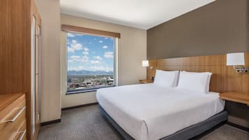 Quarto, 1 cama King e sofá-cama, vista para a montanha | Roupas de cama premium, edredons de pluma, escrivaninha