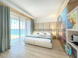 Junior Suite, Side Sea View (Free Beach Access, Safe, Minibar) | Frigobar (abastecido com itens grátis), cofres nos quartos, escrivaninha