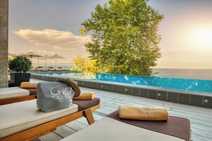 Piscina externa sazonal, piscina infinita, guarda-sóis, espreguiçadeiras