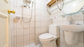 Quarto Quádruplo Superior | Casa de banho | Um polibã, artigos de higiene pessoal grátis, um secador de cabelo