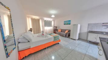 Apartamento, vista para a piscina | 1 quarto, cofre no quarto, secretária, Wi-fi grátis