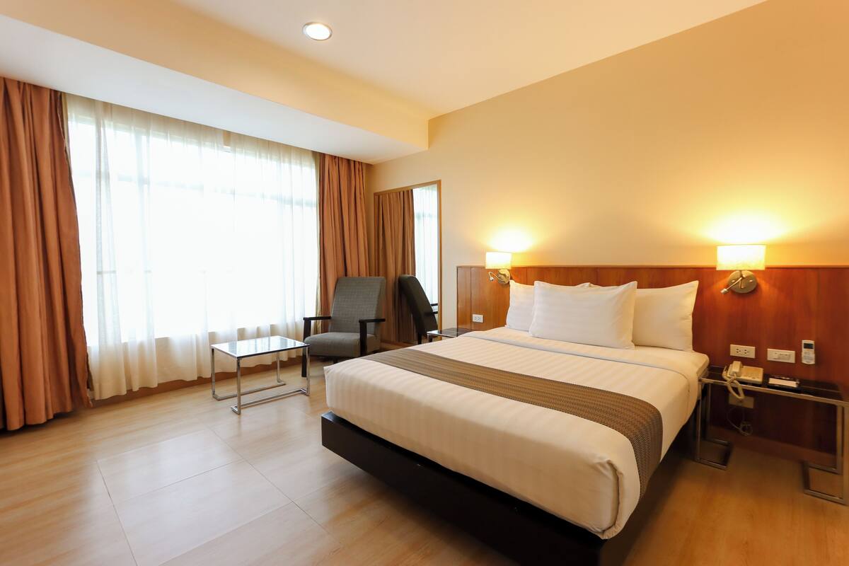 Roupas de cama premium, cofres nos quartos, escrivaninha