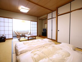 Quarto tradicional, para não fumantes (Japanese-Style Room with Private Bath) | Cofres nos quartos, escrivaninha, espaço de trabalho para notebook