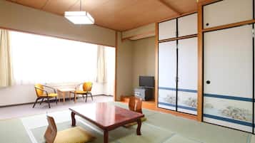 Quarto Quádruplo Tradicional, não fumadores (Japanese-Style Room with Private Bath) | Cofre no quarto, secretária