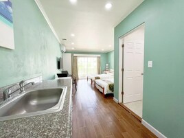 Quarto luxo, 2 camas de solteiro, cozinha americana | Cozinha privada | Geladeira