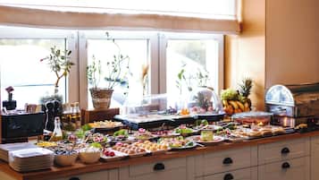 Café da manhã com buffet mediante uma taxa durante a semana