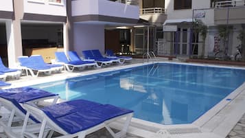 Piscina exterior sazonal, da(s) 9:00 à(s) 19:00, guarda-sóis