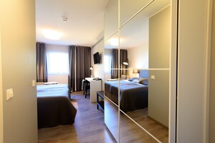 Quarto Duplo | Secretária, Wi-fi grátis, roupa de cama fornecida 