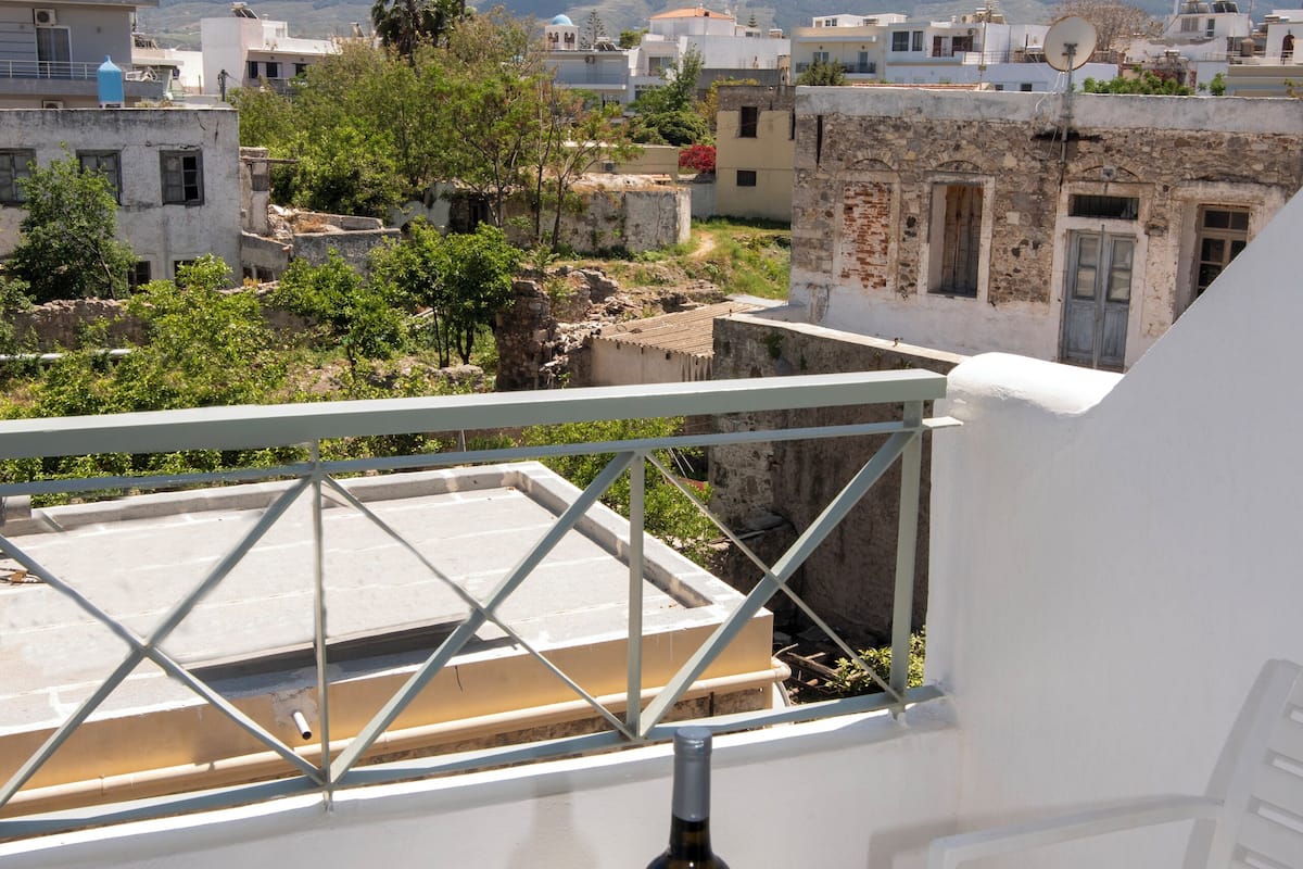 Apartamento, 1 quarto, vista para o pátio | 1 quarto, cofres nos quartos, cortinas blackout, quartos à prova de som