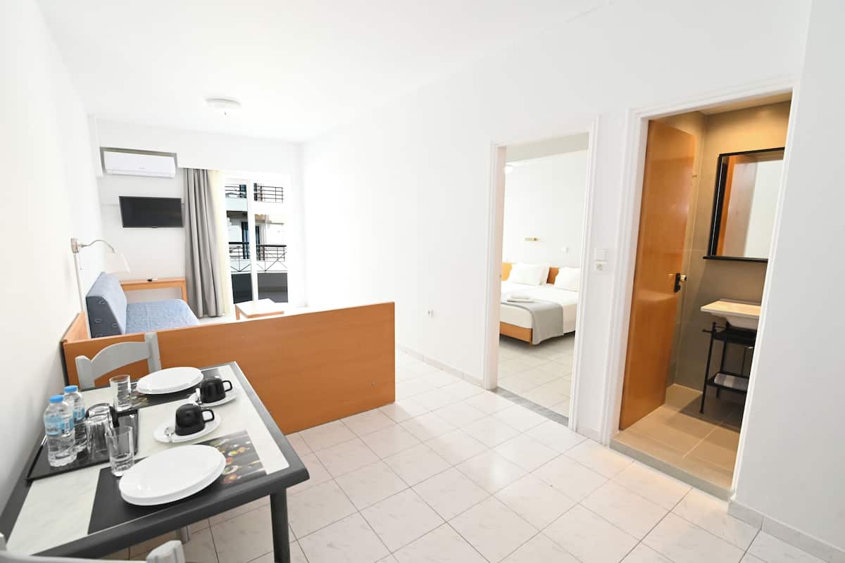 Apartamento, 1 quarto, vista parcial para o mar | 1 quarto, cofres nos quartos, cortinas blackout, quartos à prova de som