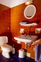 Um polibã, artigos de higiene pessoal grátis, toalhas fornecidas