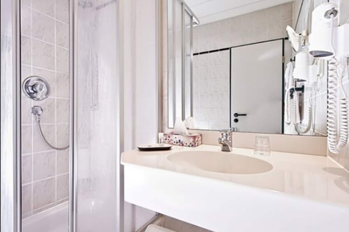 Quarto Duplo Económico | Casa de banho | Um polibã, toalhas fornecidas