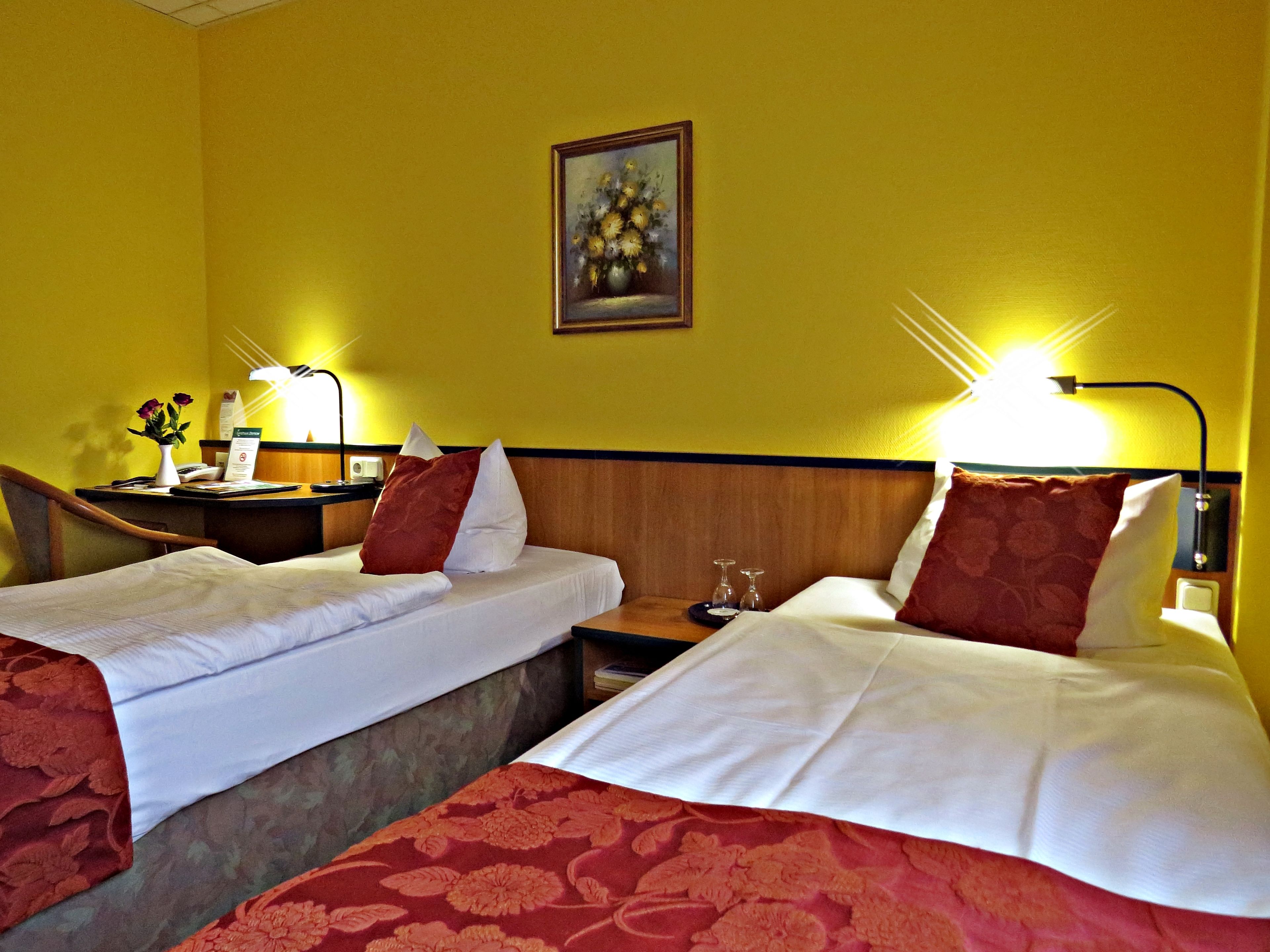 Quarto casal | Cofres nos quartos, escrivaninha, ferros/tábuas de passar roupa