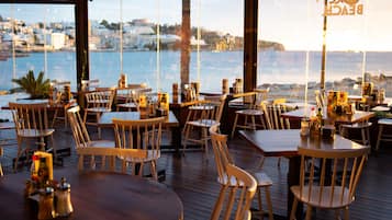 Café da manhã, almoço e jantar; culinária mediterrânea