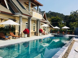 Piscina exterior, guarda-sóis, espreguiçadeiras 