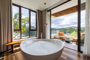 Quarto Triplo Deluxe, vista para a montanha | Casa de banho | Um polibã e uma banheira separados, uma banheira de imersão total
