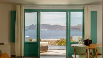 Deluxe Suite,Private pool, Caldera view | Vista do quarto