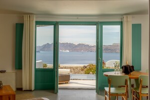 Deluxe Suite,Private pool, Caldera view | Vista do quarto