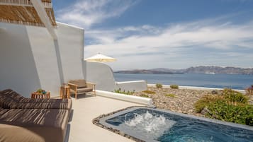 Deluxe Suite,Private pool, Caldera view | Vista do quarto