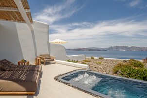 Deluxe Suite,Private pool, Caldera view | Vista do quarto