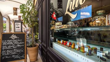 Vitrine com um letreiro de 'Lila Patisserie' e uma vitrine expõe diversos doces.