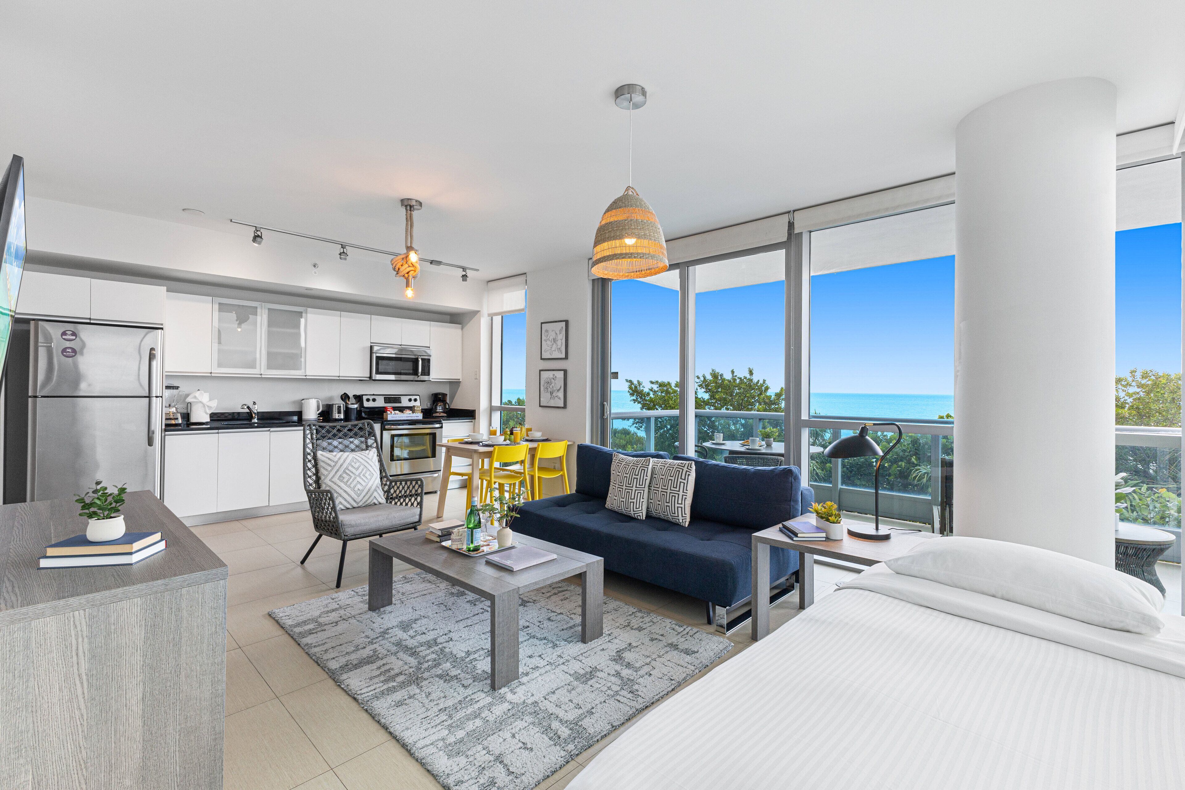 Apartamento moderno com cozinha, sala de estar e varanda com vista.