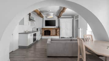 Apartamento Premium, vista para o jardim | Sala de estar | Televisor LED de 42 polegadas com canais digitais, televisor