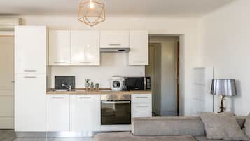 Apartamento Deluxe, várias camas, terraço | Cozinha privada | Um frigorífico, um micro-ondas, uma máquina de café expresso