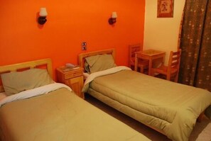 Quarto duplo luxo, 2 camas de solteiro, vista para o jardim, no jardim | Frigobar, cofres nos quartos, escrivaninha, berços grátis