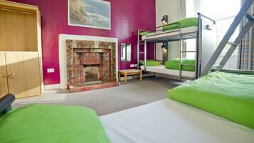 Quarto (4 Bed Private) | Roupa de cama fornecida