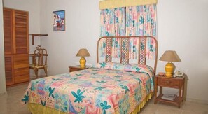Quarto standard, 1 cama Queen | Cofres nos quartos, escrivaninha, Wi-Fi de cortesia, roupa de cama